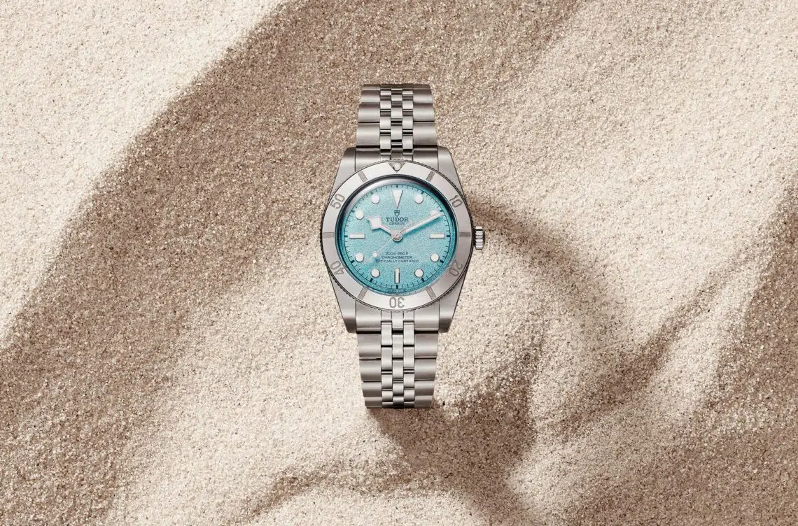 Tudor Black Bay 54 "Lagoon Blue" : 37 mm et bleu effet-sable